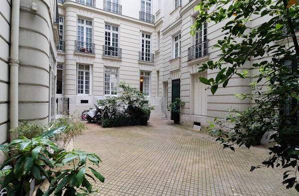 Rue de Chazelles - 17 arr - €780 - Go to Paris - Classic Travel Group